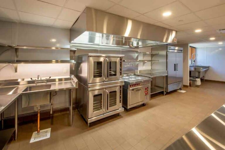 Bandejas plásticas em cozinhas industriais